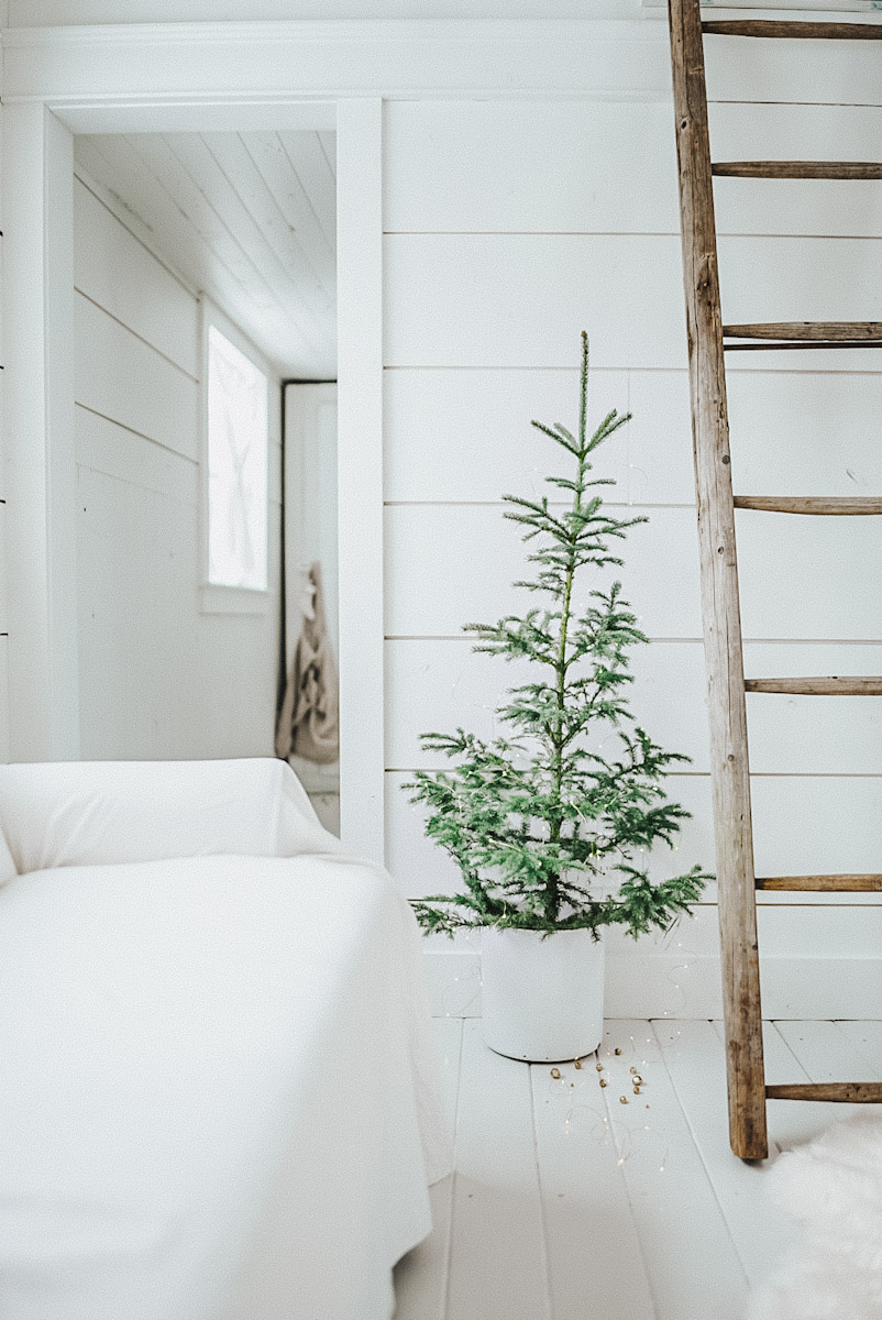 10 Ways to Decorate a Minimal Christmas Tree